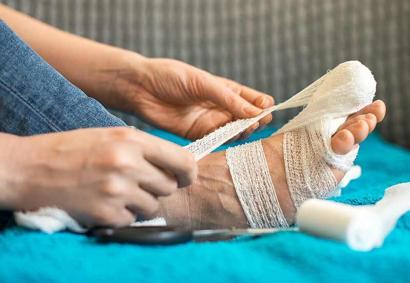 Leczenie zespołu stopy cukrzycowej – wyrównanie cukrzycy, opatrunki ...