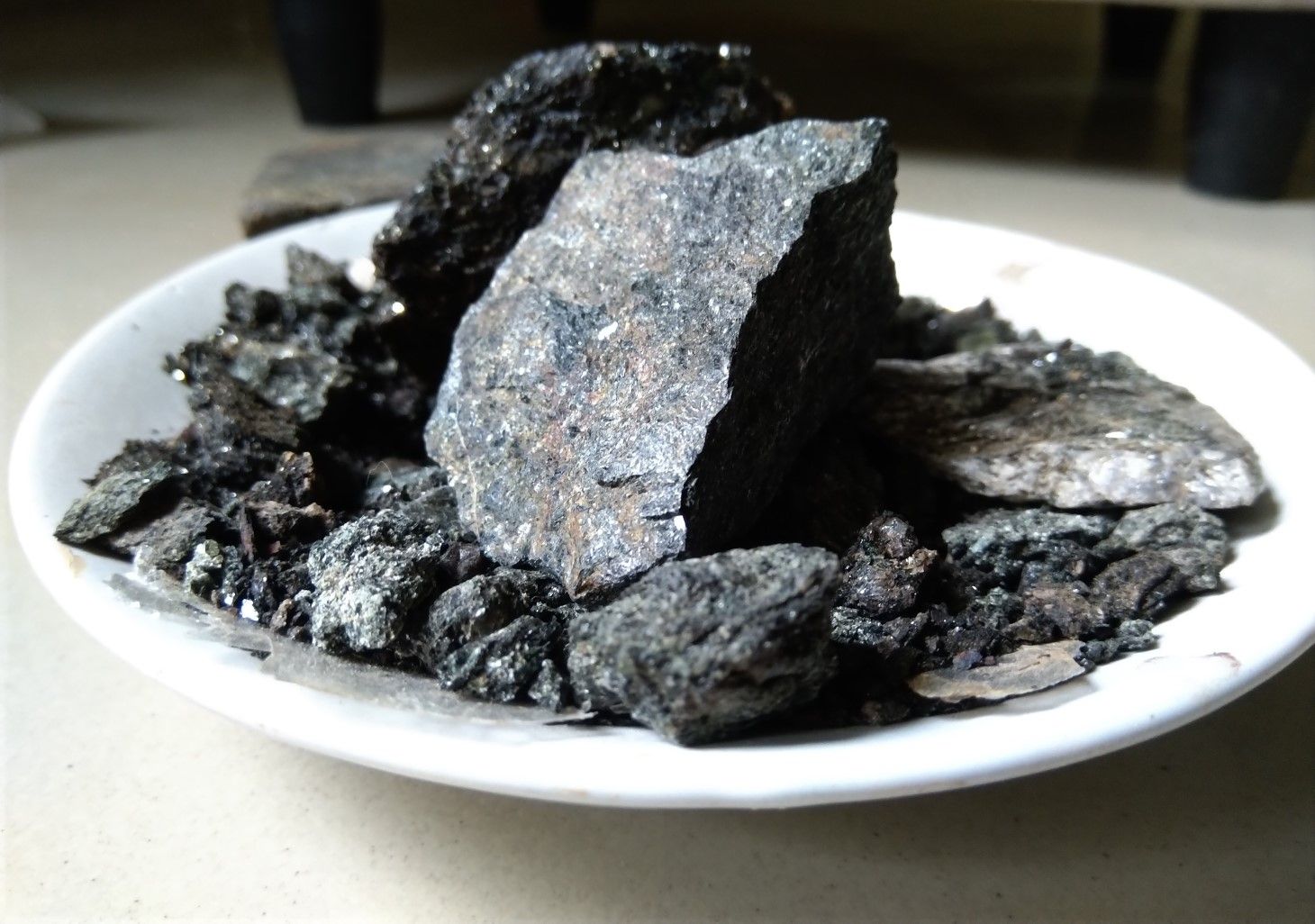 Co to jest shilajit albo mumio? Właściwości skalnego osadu